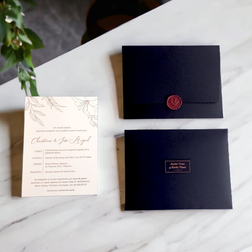 Invitación de matrimonio Tarjeta con letra dorada en sobre – Innova Designs